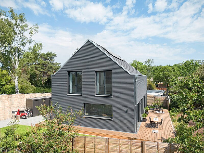 Modernes Haus mit dunkler Holzverschalung